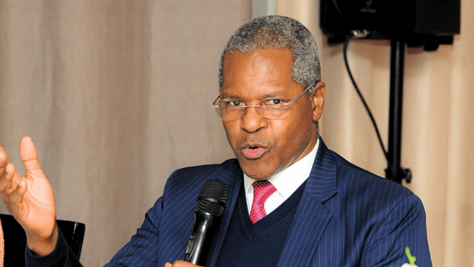 Kufanele sikunqande ukucekeleka phansi kwezinto komasipala, kuloba ...