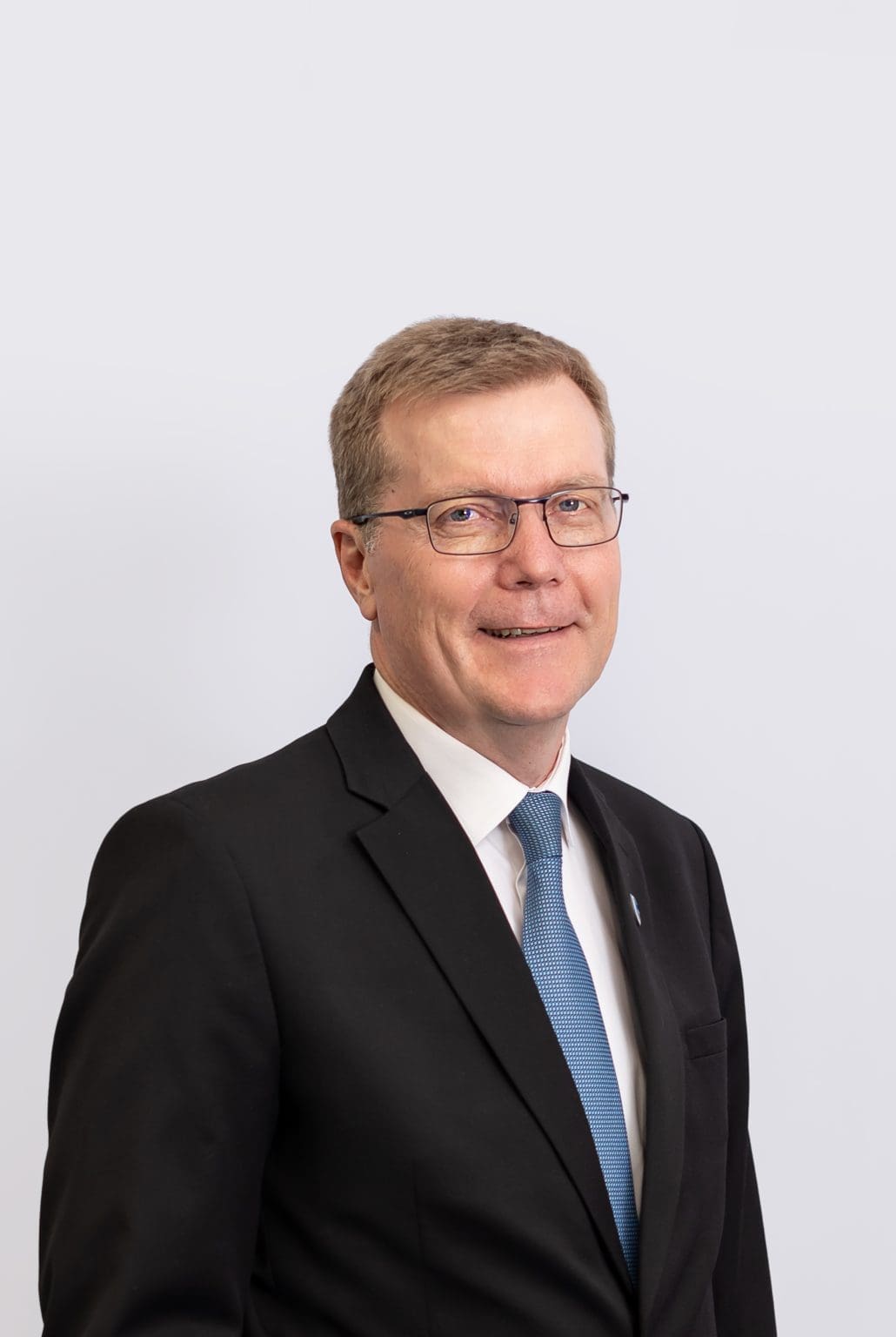 Insizwa yaseShowe iloku idlondlobele eStandard Bank | Umbele ePublication